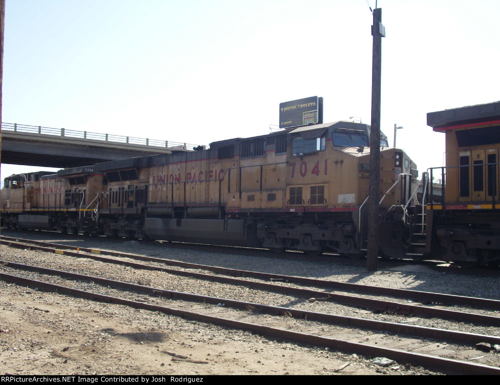 UP 7041 idles in Bakersfield